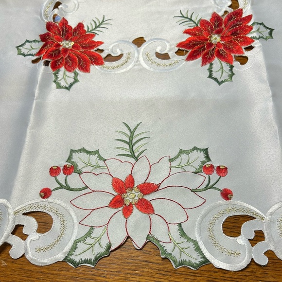 Dining | Gorgeous Poinsettia Table Topper Nwot | Poshmark